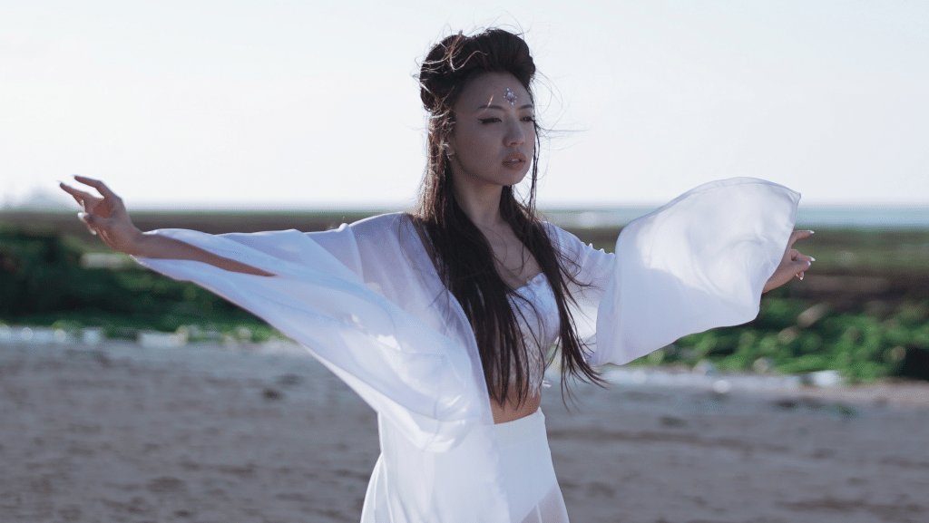 Fifi Rong to release new EP 'The Crown'
