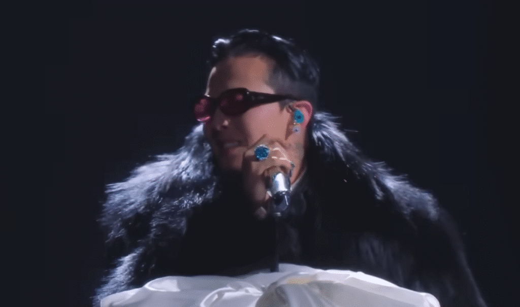 G-Dragon Wins Artist of the Year at MAMA Awards, Ceremony Pays Tribute ...